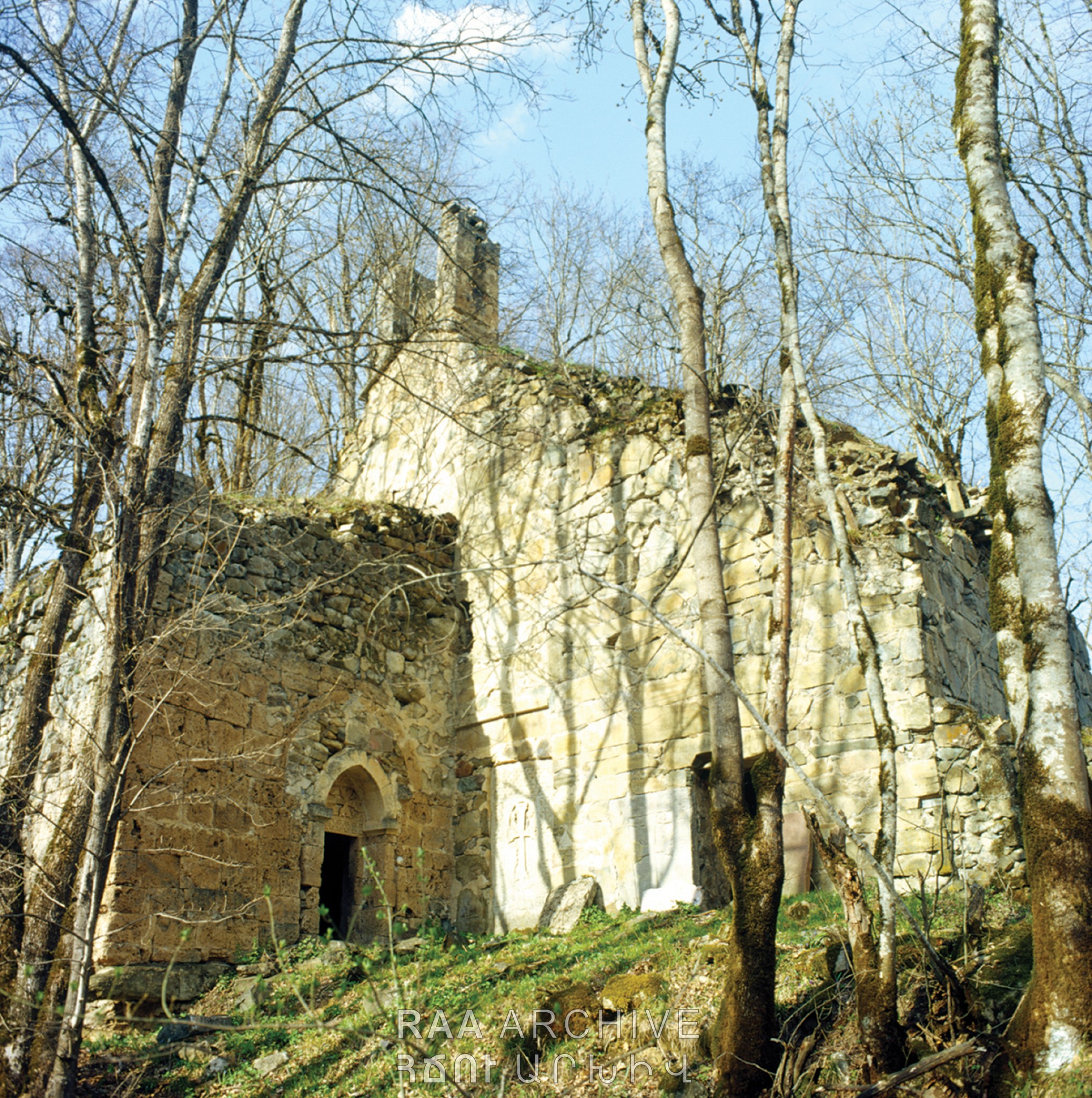 Koshik Anapat Monastery :: ARTSAKH HISTORICAL MONUMENTS